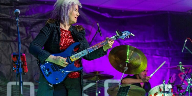 Jennifer Batten, la chitarrista americana che ha suonato con Michael ...